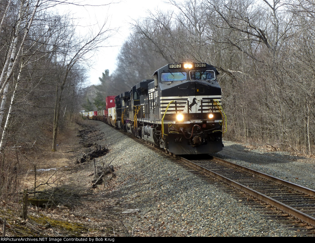 NS 9362 leads an eastbound intermodal up!the grade at Schaghticoke.